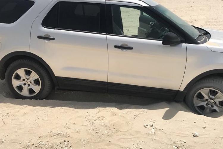 ورد لـ فريق غوث السعودي بلاغ عن سيارة عالقة في الرمال ب الخبر