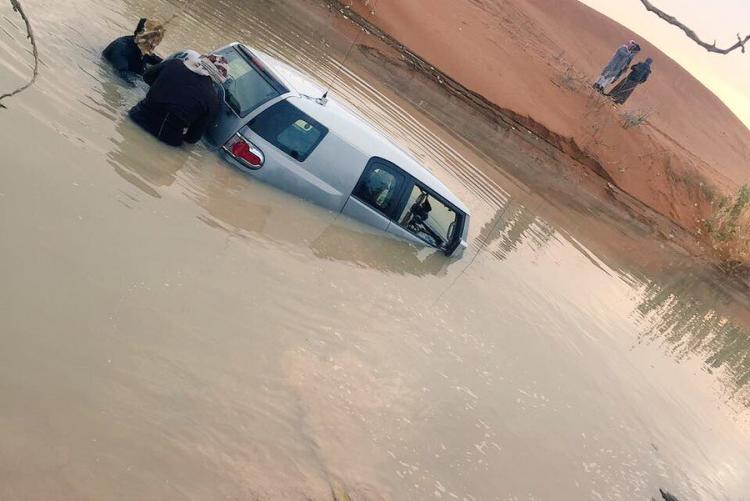 باشر فريق غوث سيارة سقطت في وحل بـ الهجلة بــ الدلم منطقة الرياض